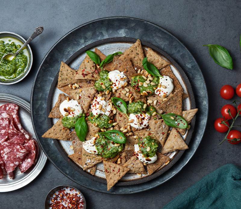 Snack platter with pesto and pine nuts | FINN CRISP