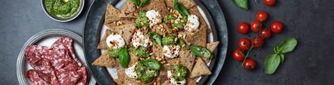 Snack platter with pesto and pine nuts | FINN CRISP